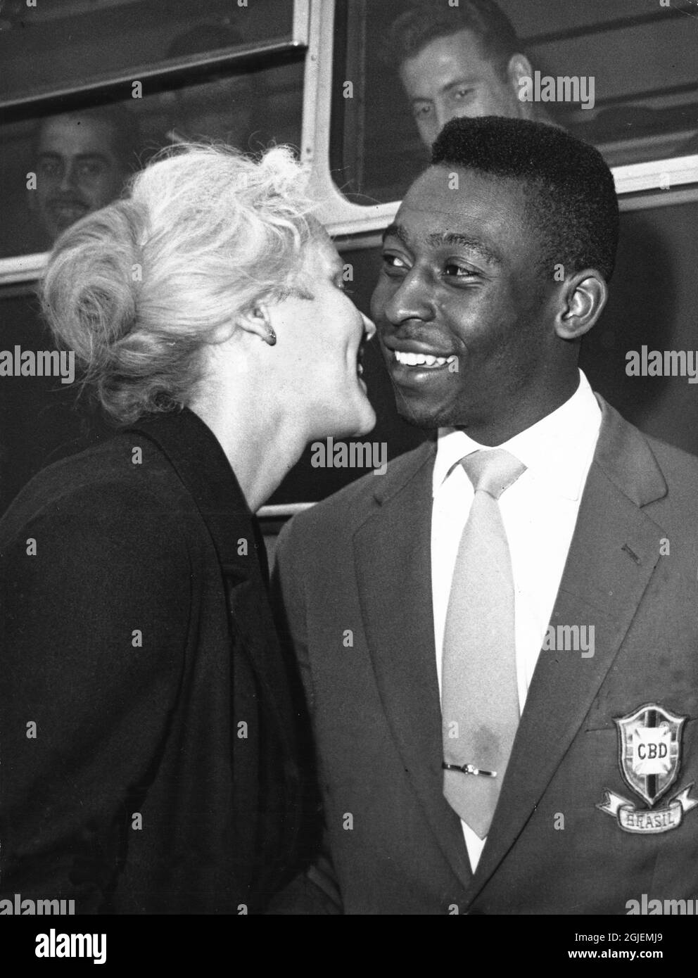 Le Pele brésilien est accueilli par un baiser sur la joue par le Maj-Britt Lundgren Photo Stock ...