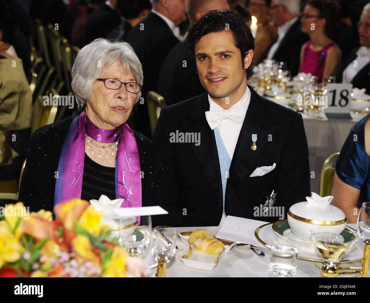 Le Prince Carl Philip est assis avec Mme Betty Boyle, épouse d'un ...