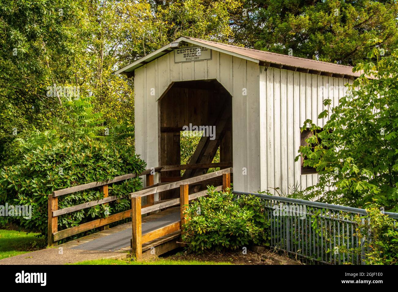 Centennial covered bridge cottage grove Banque de photographies et d ...