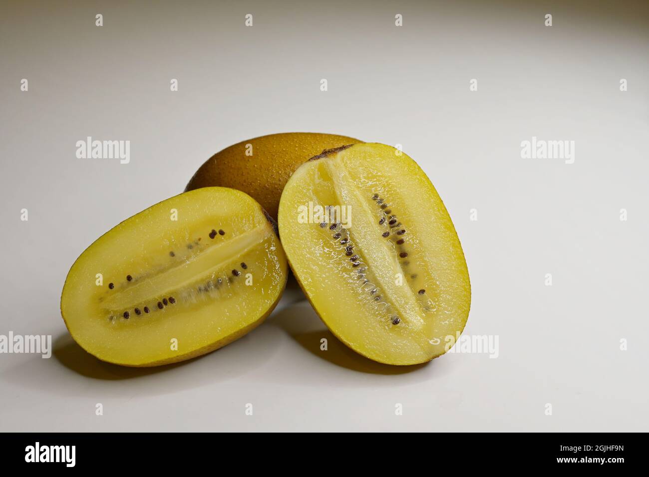 Gros plan d'un Kiwifruit doré ou d'une groseille chinoise (Actinidia ...
