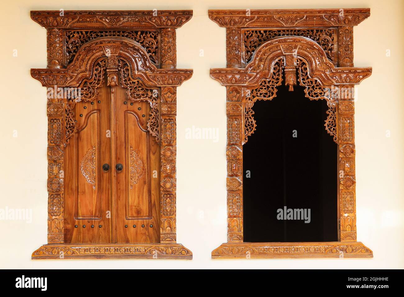 Le modèle de sculpture du wayang gungan sur la porte d'une maison en ...