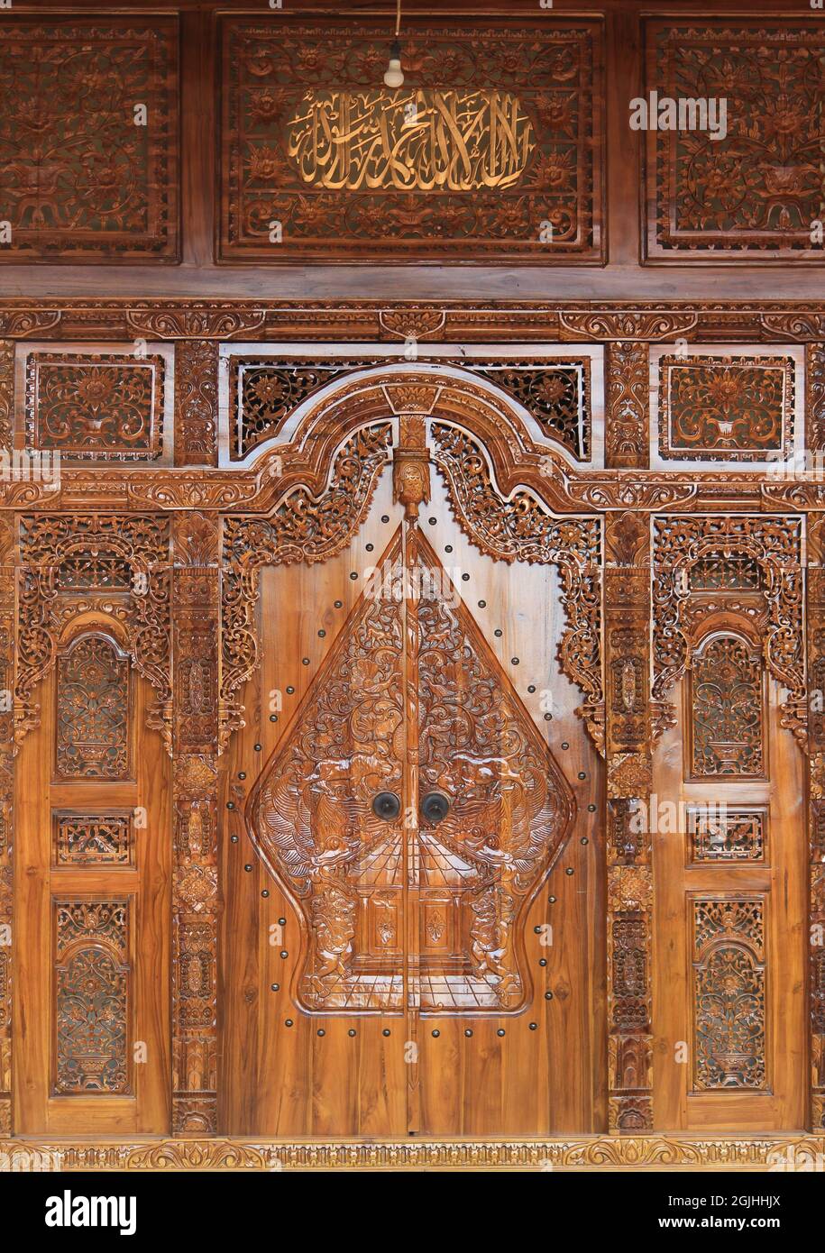 Le modèle de sculpture du wayang gungan sur la porte d'une maison en ...