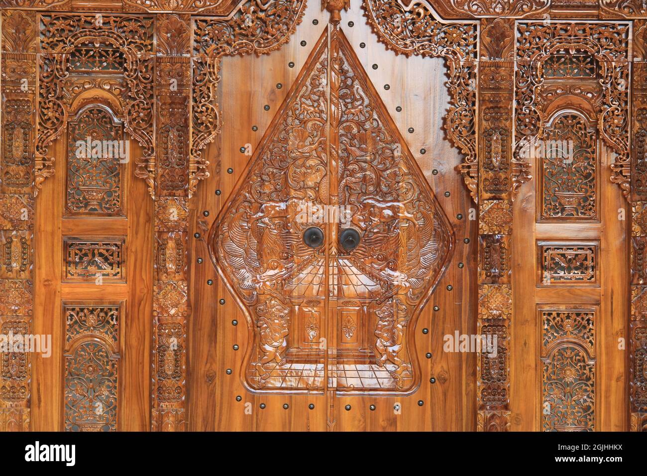 Le modèle de sculpture du wayang gungan sur la porte d'une maison en ...