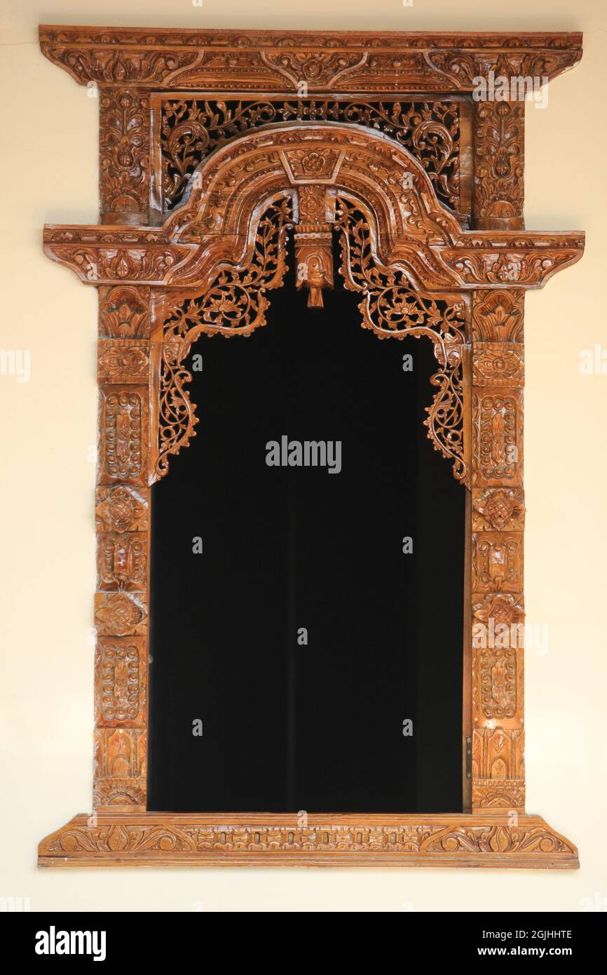 Le modèle de sculpture du wayang gungan sur la porte d'une maison en ...
