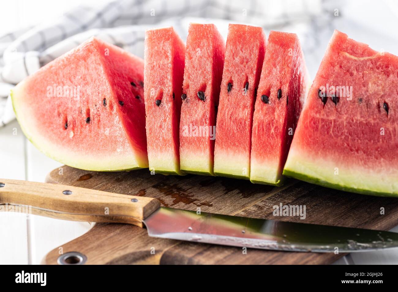 Melon d'eau tranché rouge. Morceaux de melon rouge sur la planche à ...