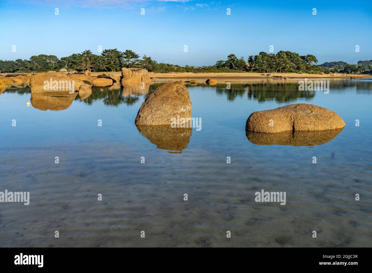 Die Felsen der rosa Granitküste Côte de granit Rose an der Baie de ...