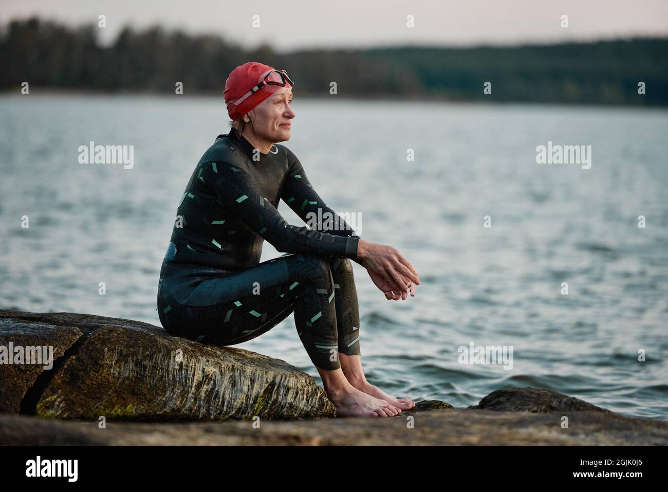 Female swimmer sitting on swimming Banque de photographies et d’images ...