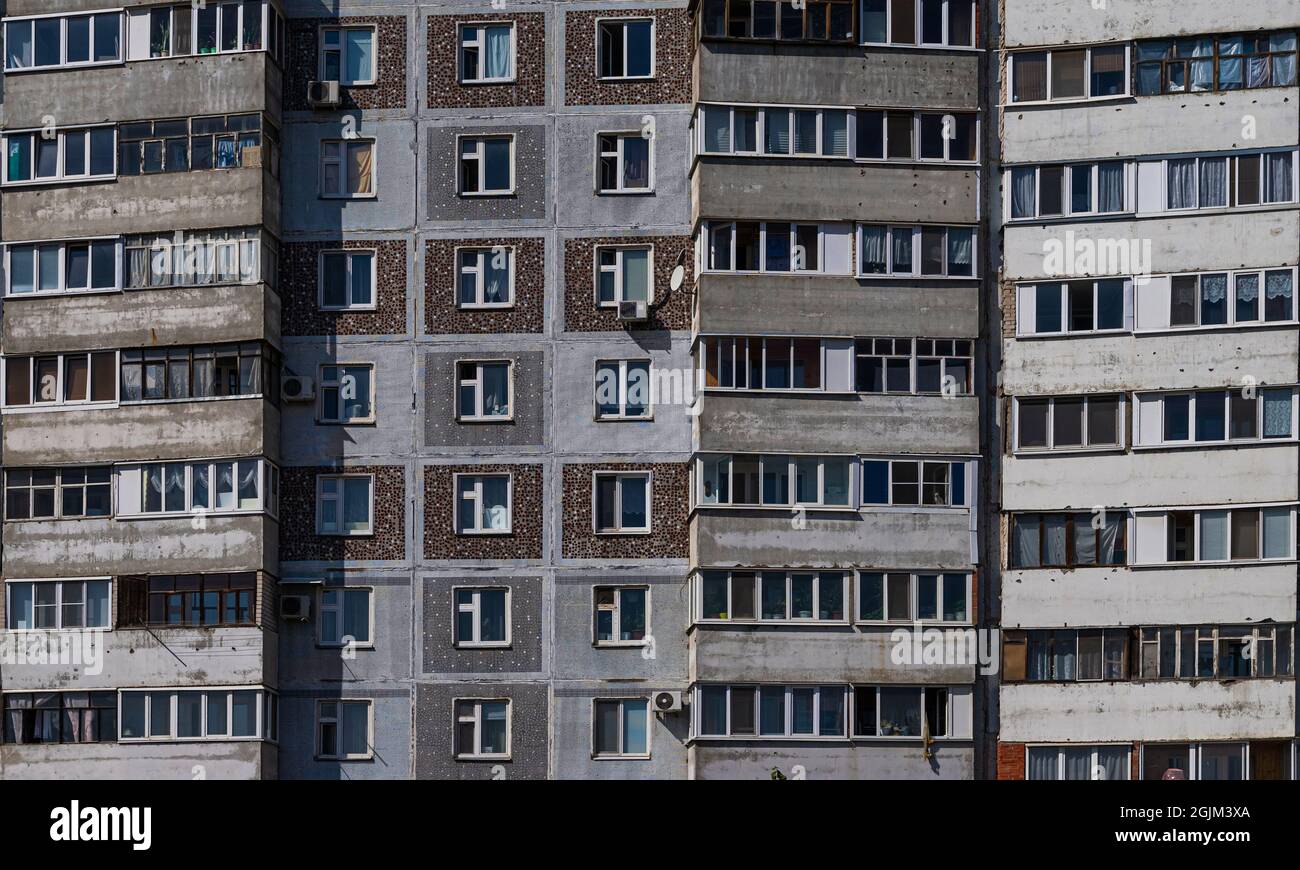 Fenêtres et balcons du bâtiment résidentiel. Ancienne façade urbaine ...