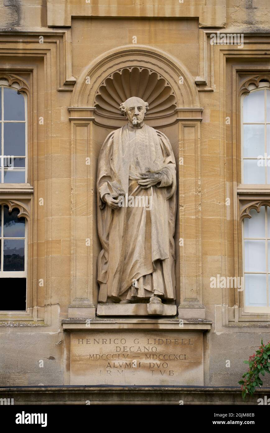 Sculpture en pierre de l'ancien doyen Henry George Liddell sur une tour ...
