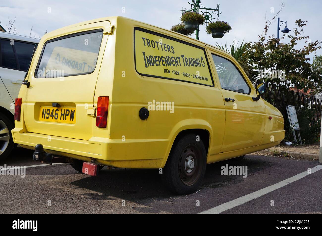 Minibus jaune reliant dans un parking avec le panneau indépendant ...