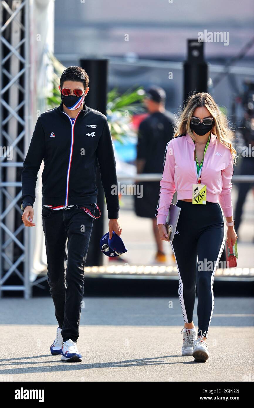 Petite amie d'esteban ocon Banque de photographies et d’images à haute ...