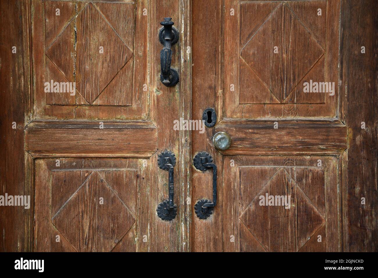 Porte d'entrée en bois antique avec poignée de porte en fer forgé et ...