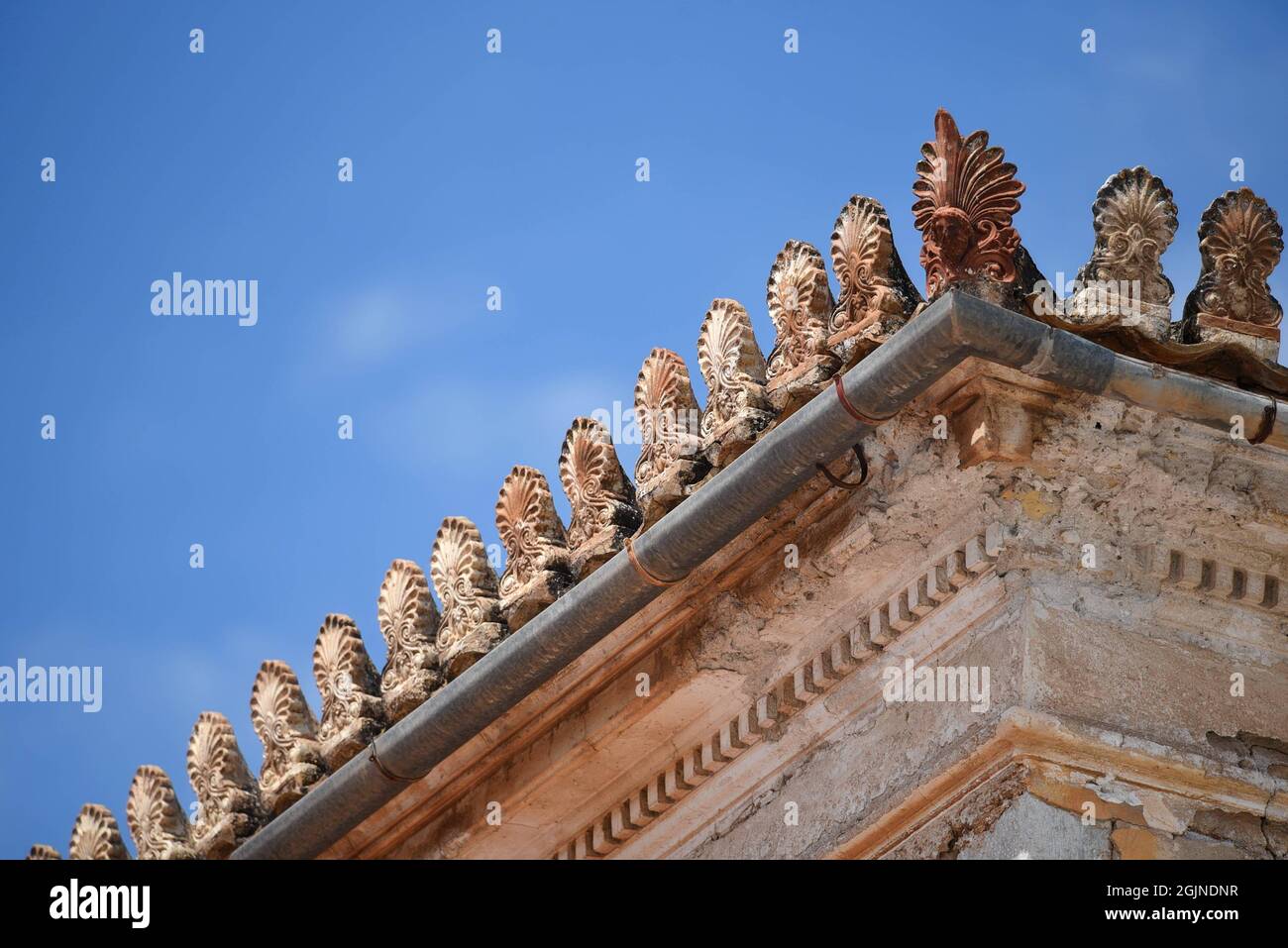 Ancien bâtiment néoclassique ancienne antefix en terre cuite avec le ...