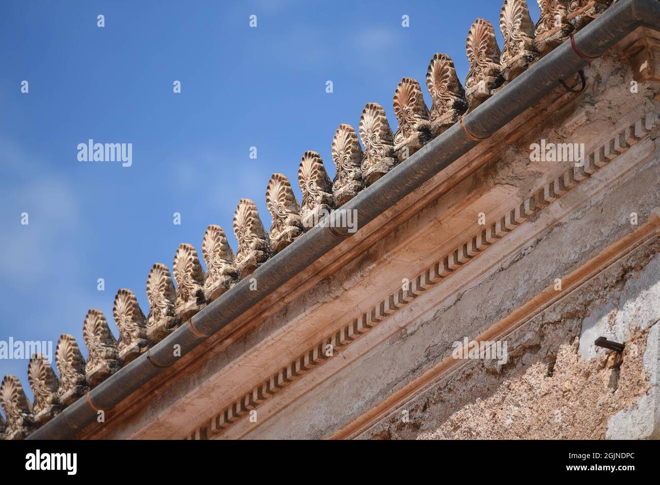 Ancien bâtiment néoclassique ancienne antefix en terre cuite avec le ...