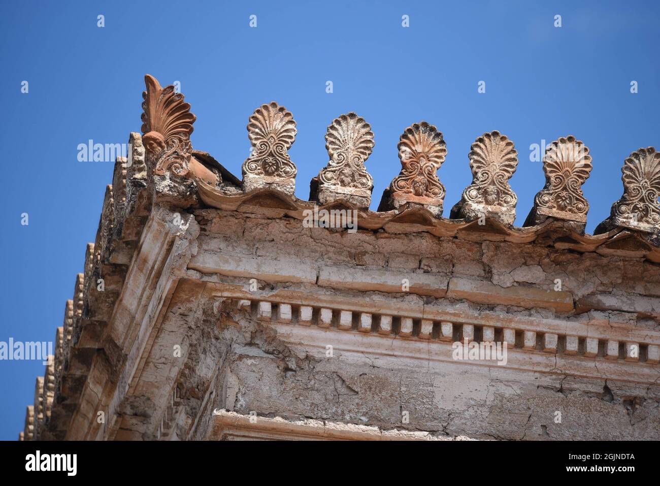 Ancien bâtiment néoclassique ancienne antefix en terre cuite avec le ...