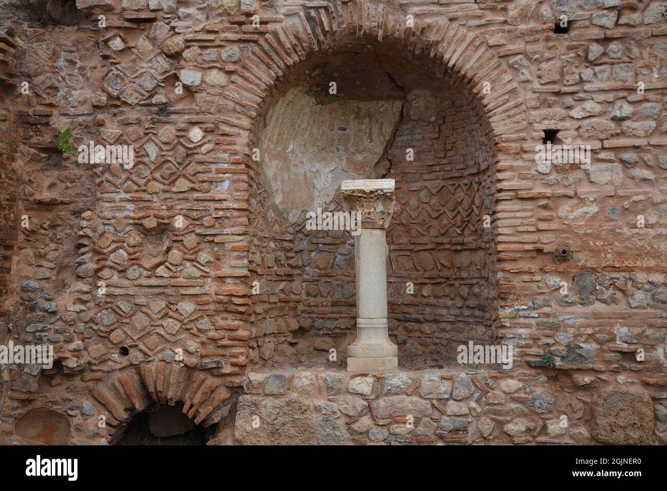 Ancien mur en pierre et colonne de la place du Temple de l'ordre ...