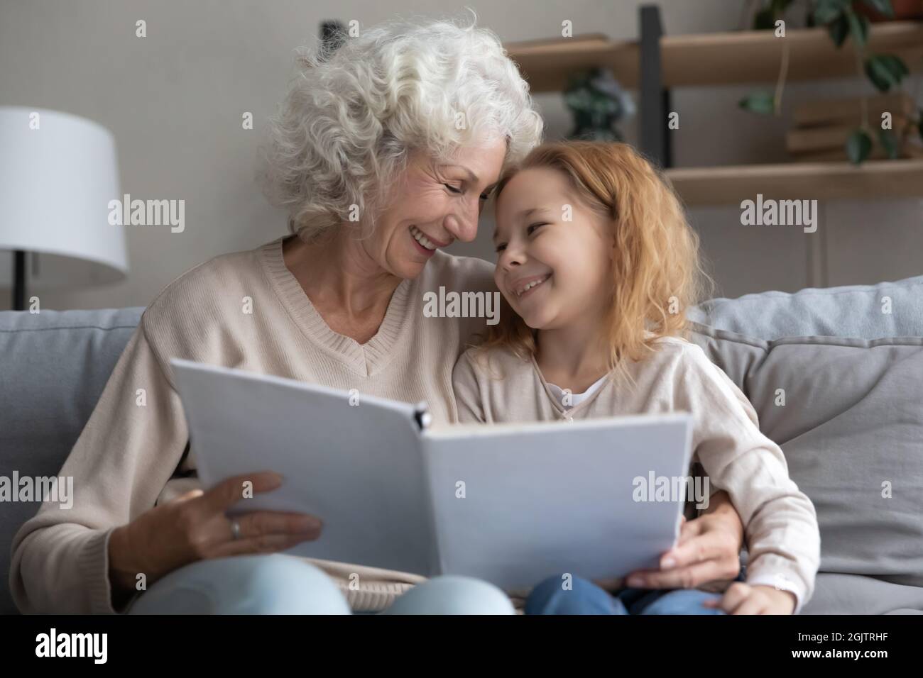 Old granny Banque de photographies et d’images à haute résolution - Alamy