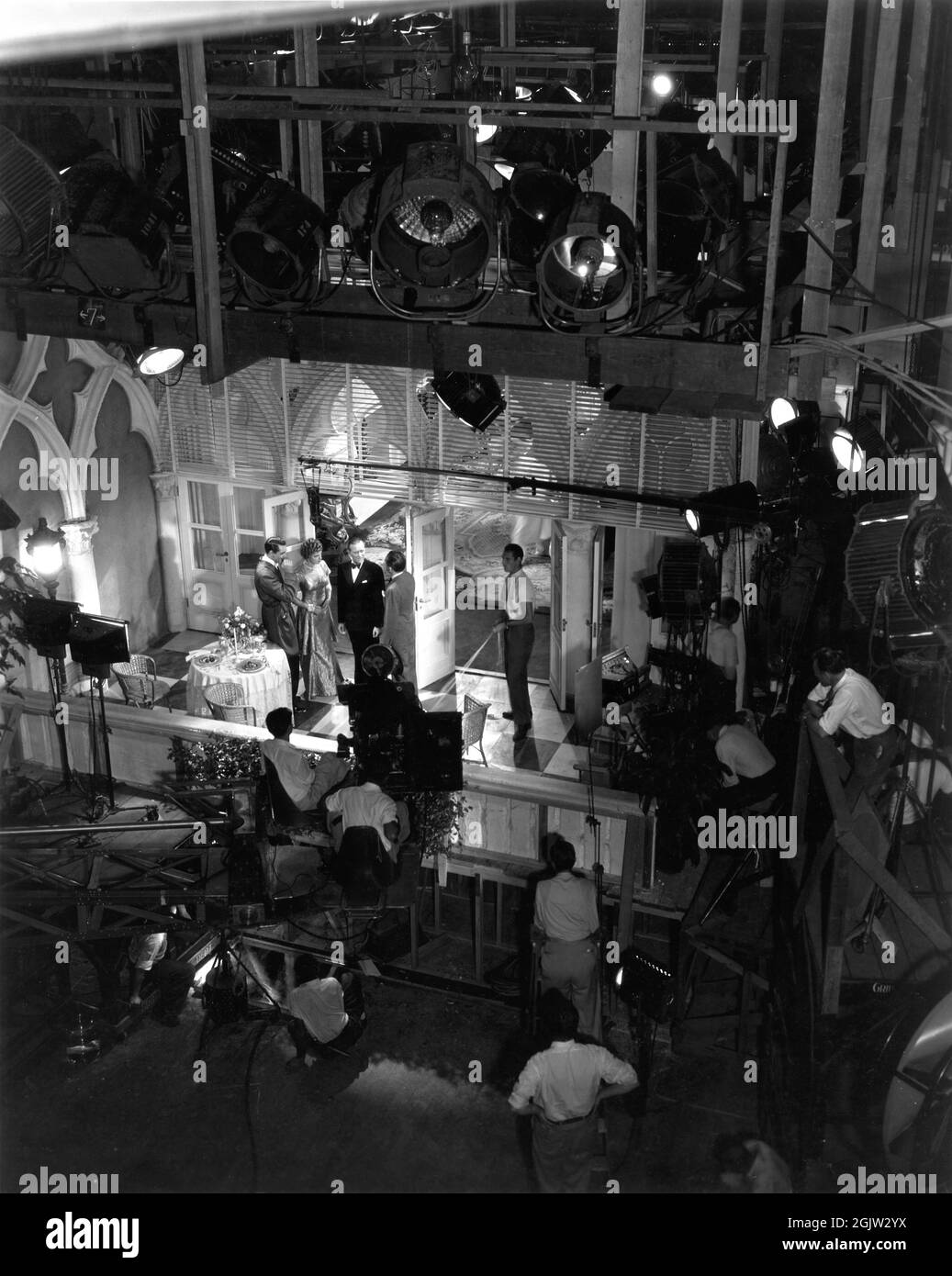 Vue aérienne de Paramount Sound Stage avec CARY GRANT ELISSA LANDI ...