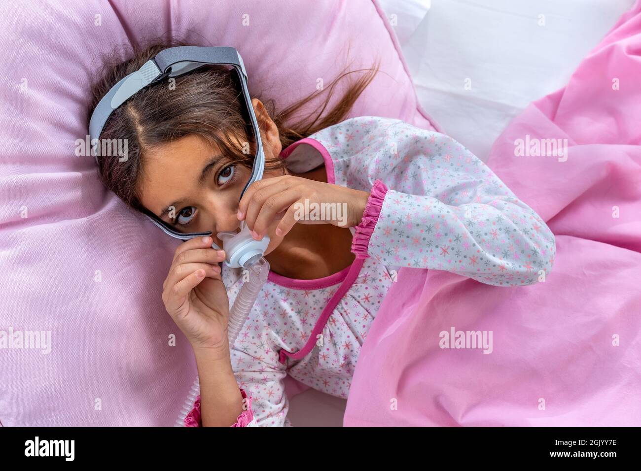 Cpap girl Banque de photographies et d’images à haute résolution - Alamy