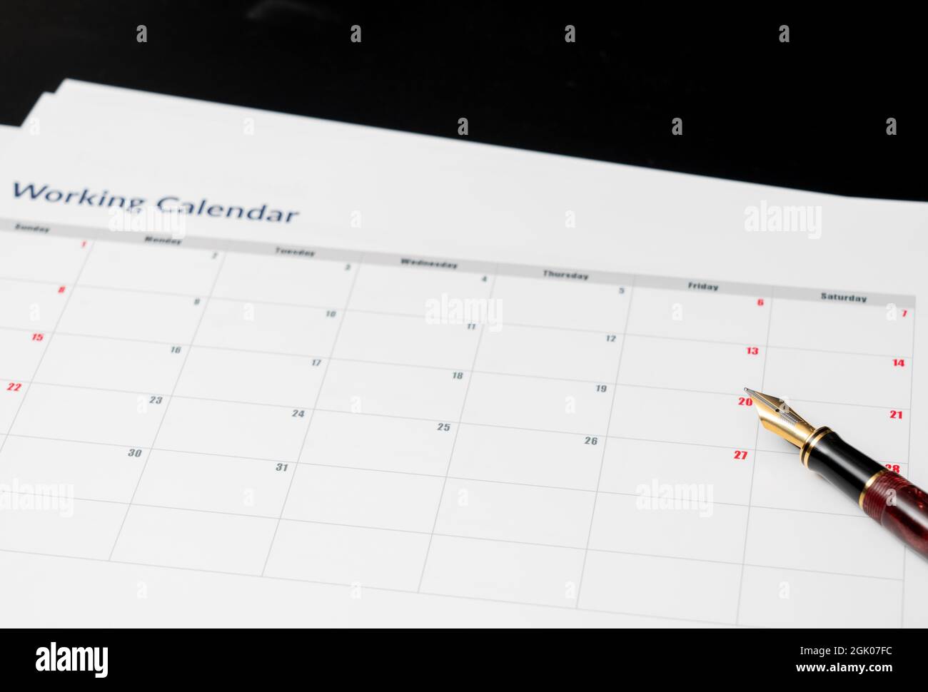 Calendrier imprimé pour une semaine de travail de 4 jours montrant les ...