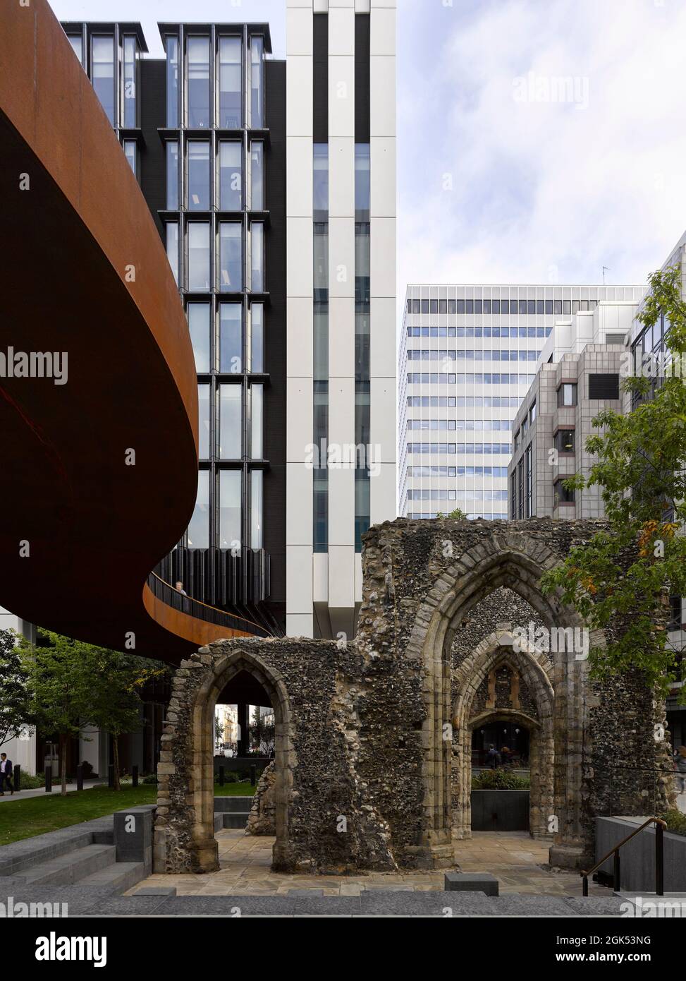 Vue depuis le dessous de la passerelle surélevée montrant les ruines de ...