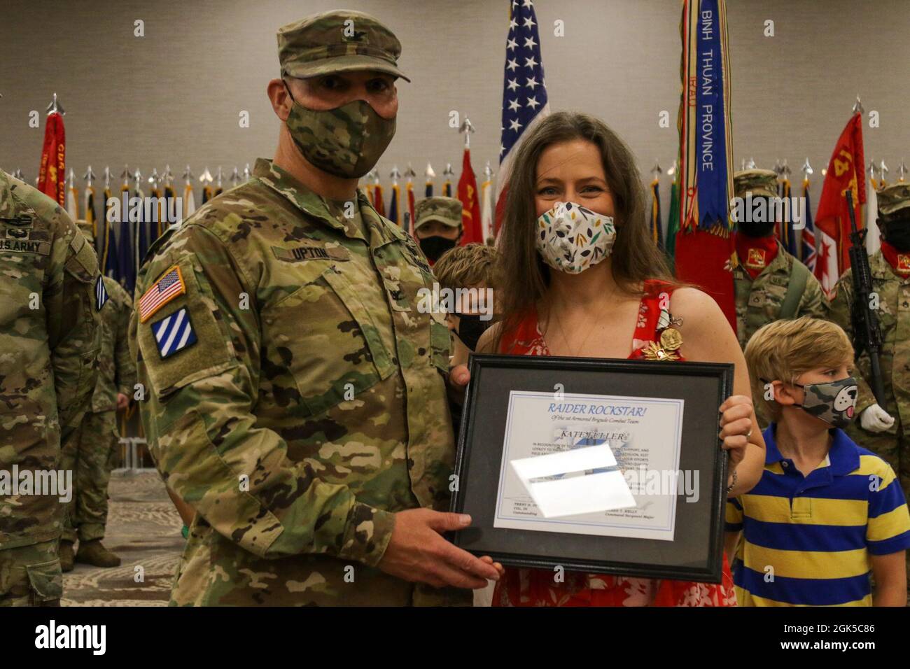 Kate Fuller, épouse du lieutenant-colonel Jeffery R. Fuller, commandant ...