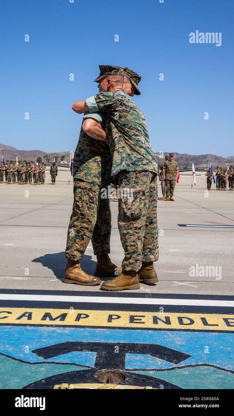 Le U.S. Marine Col. Richard T. Anderson, à droite, le commandant ...