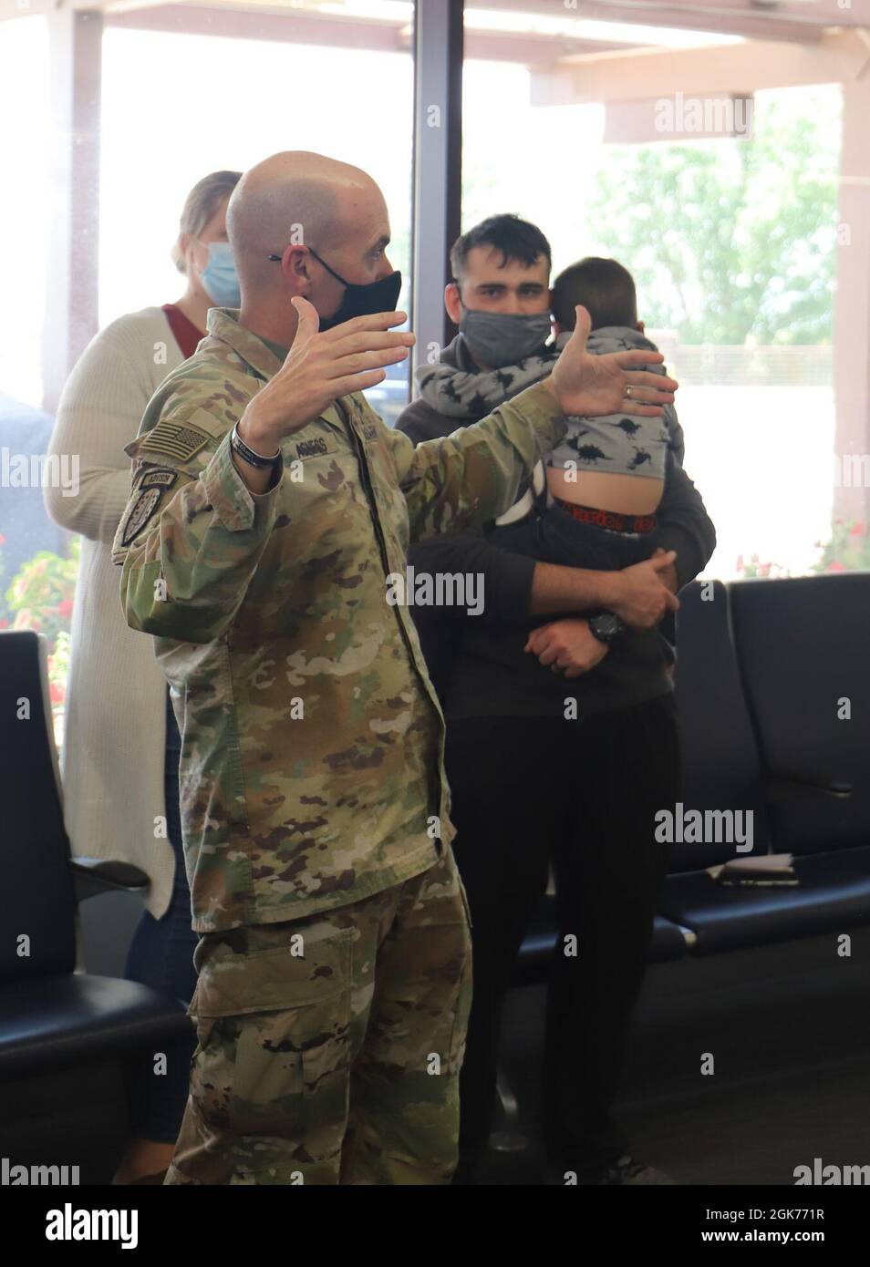 Le colonel Kevin W. Agness, commandant, parle avec la 4e Brigade de ...