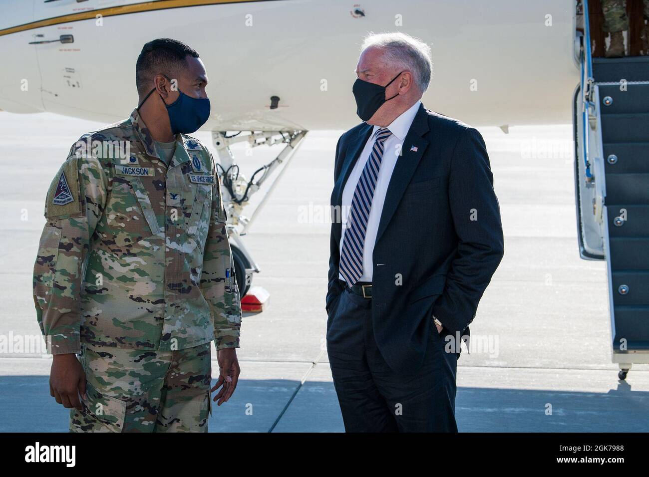 Le colonel Marcus Jackson de la US Space Force (à gauche), le ...