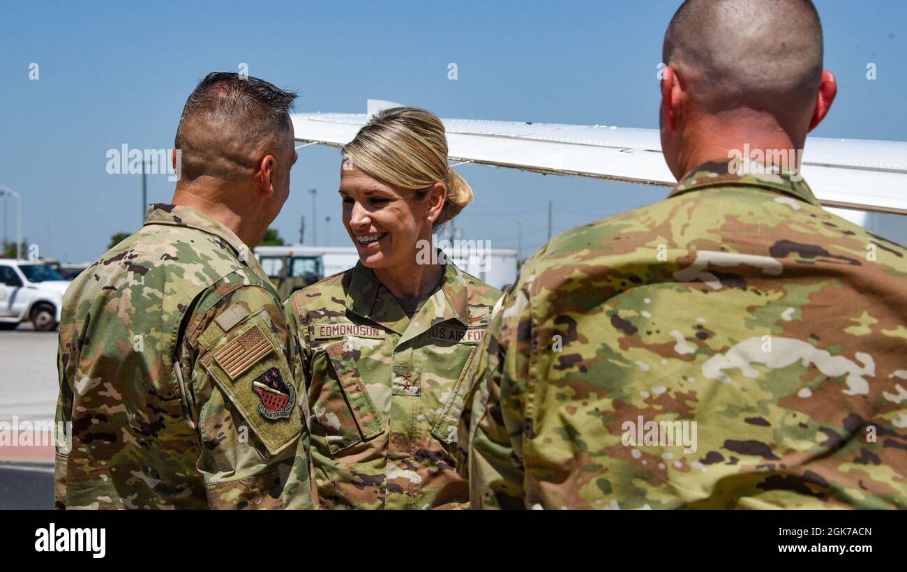 Bang. Le général Lyle K. Drew (à gauche), 82e commandant de l'escadre d ...