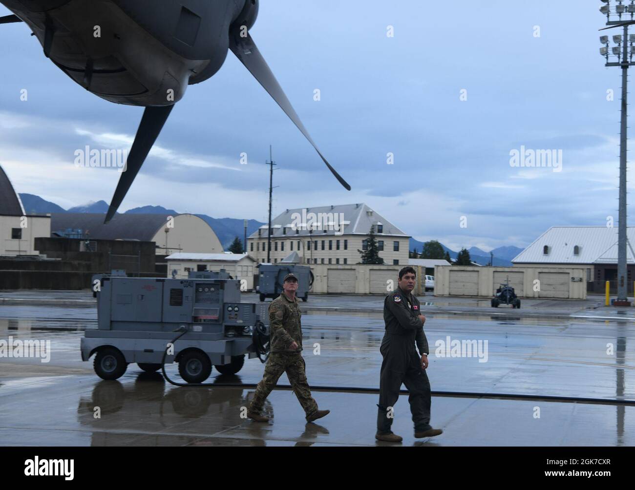 Le Maj. Chris Conley de la Force aérienne des États-Unis et le Capt ...