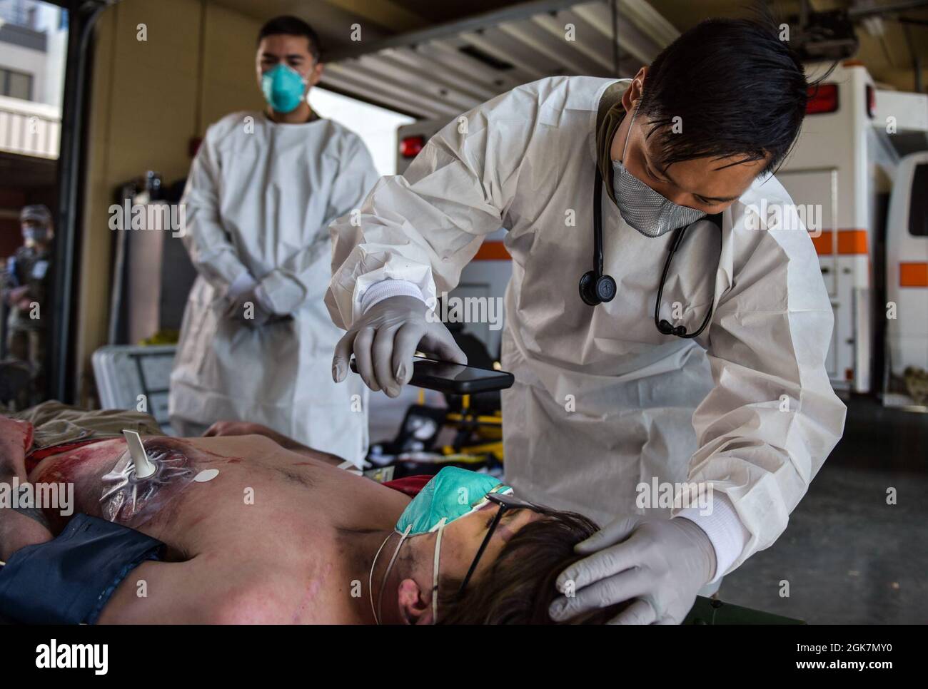 Le capitaine de la US Air Force Jacob Thomas, médecin du 92e Escadron ...