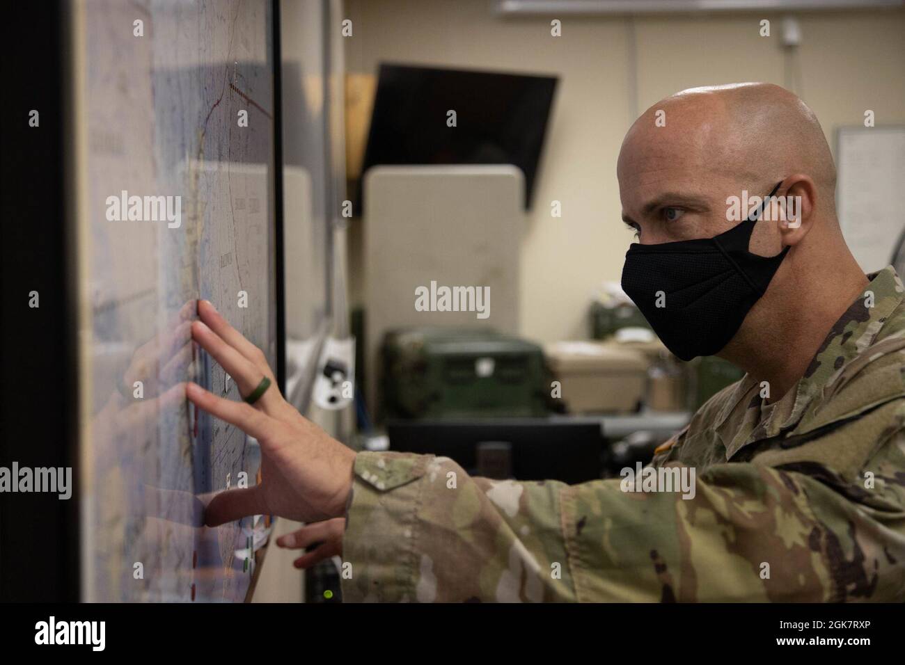 CPT. Russell Parman du 711e Bataillon de soutien au combat ajoute des ...