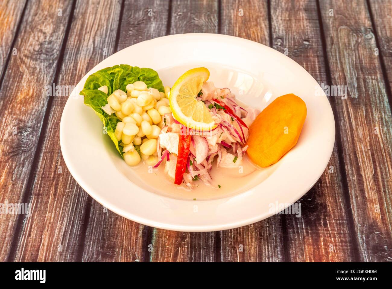 Ceviche de poisson faite avec une recette péruvienne avec des lanières ...
