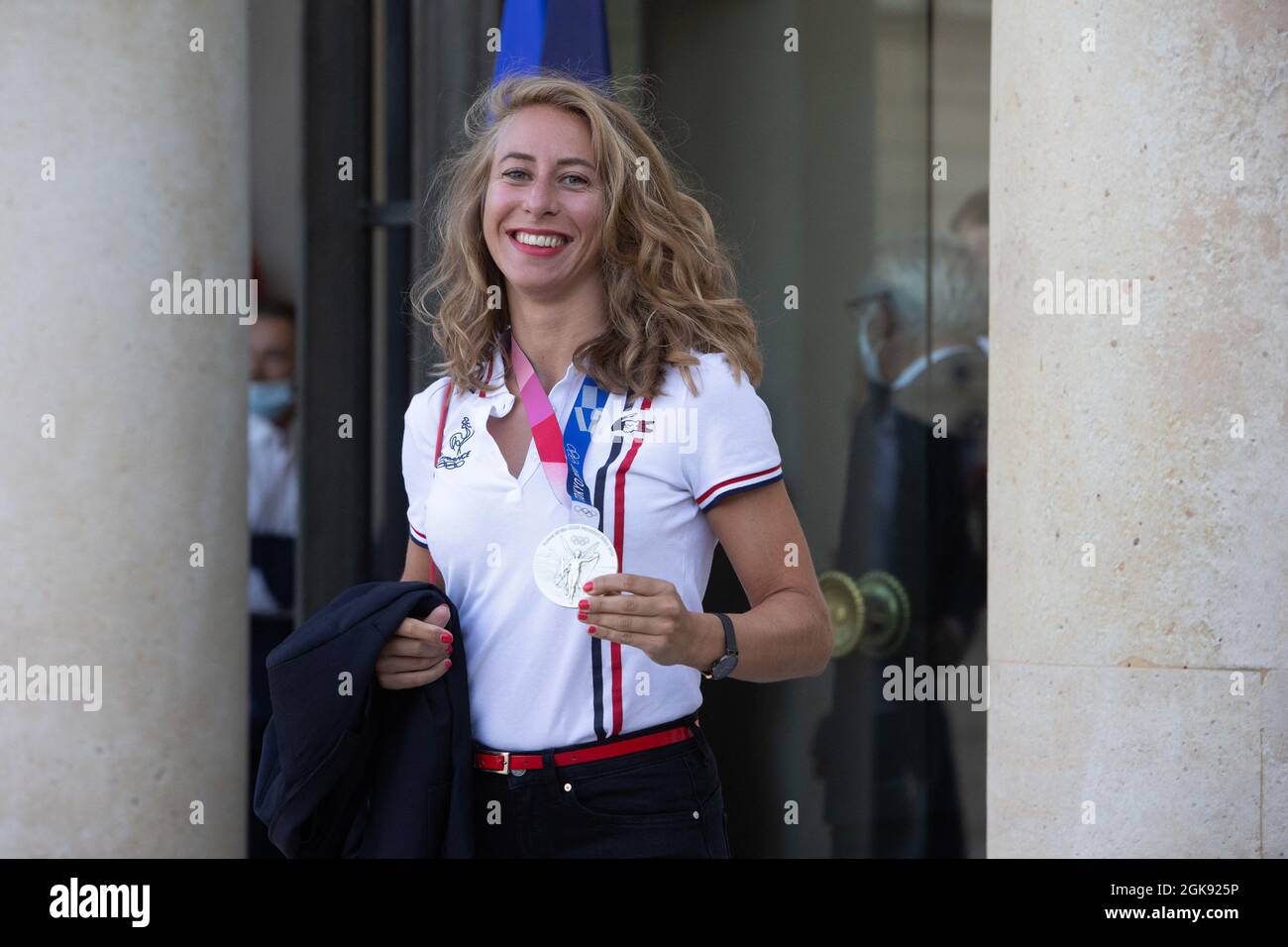 L'escrimeur française Pauline Ranvier pose avant la cérémonie en l ...