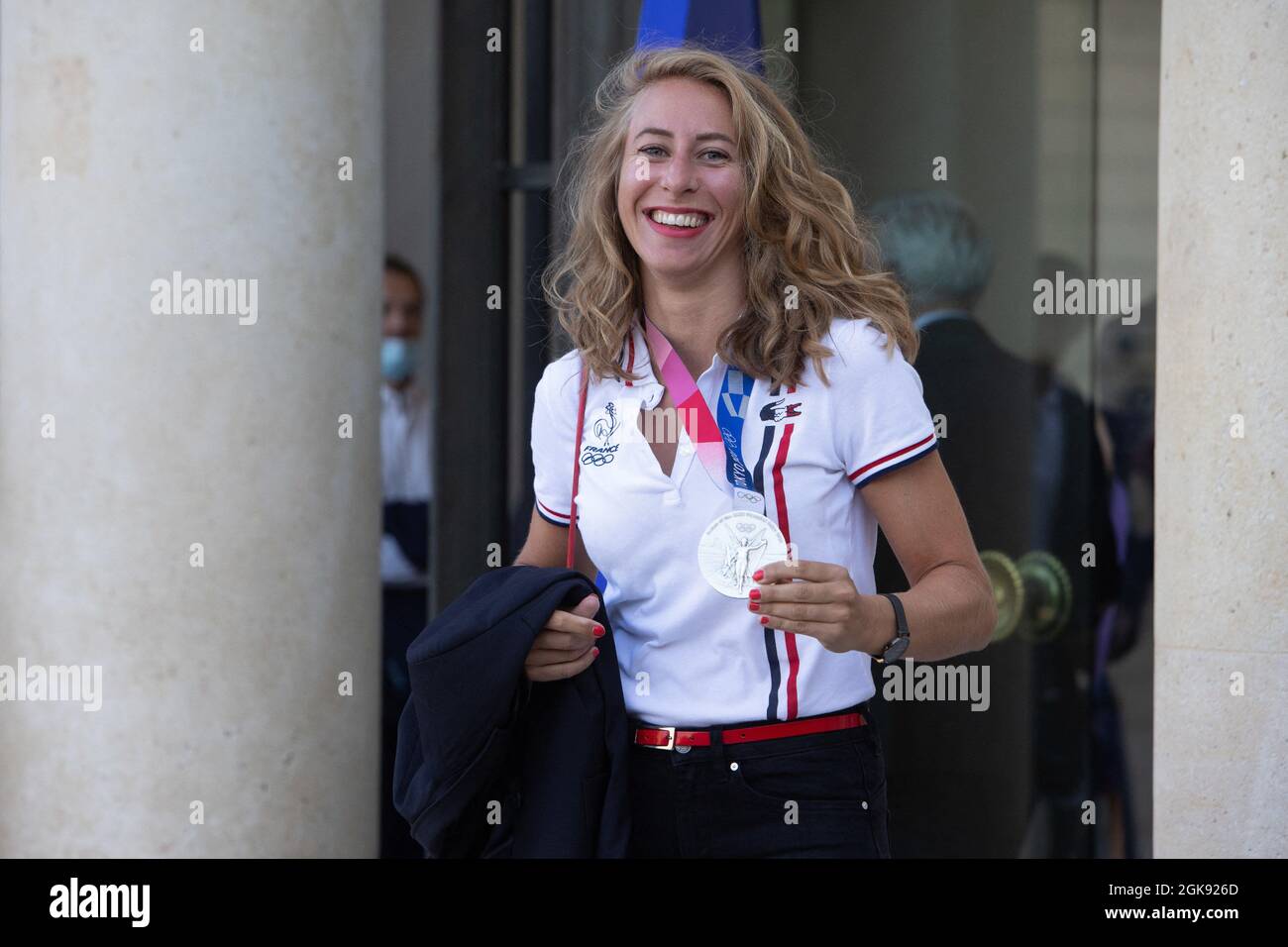 L'escrimeur française Pauline Ranvier pose avant la cérémonie en l ...