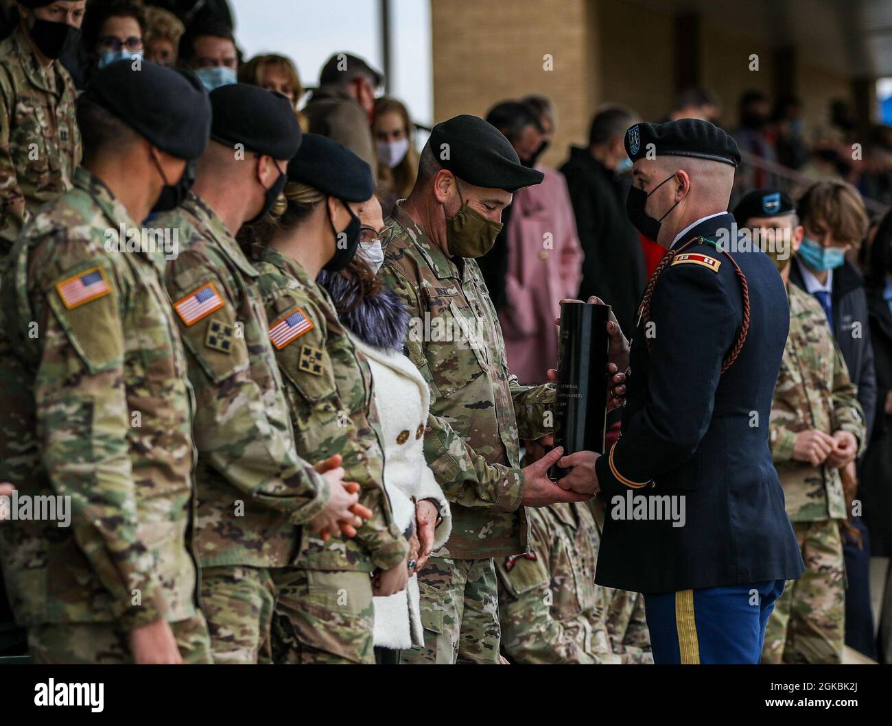 Le général de division Brian Winski, commandant sortant de la 101e ...