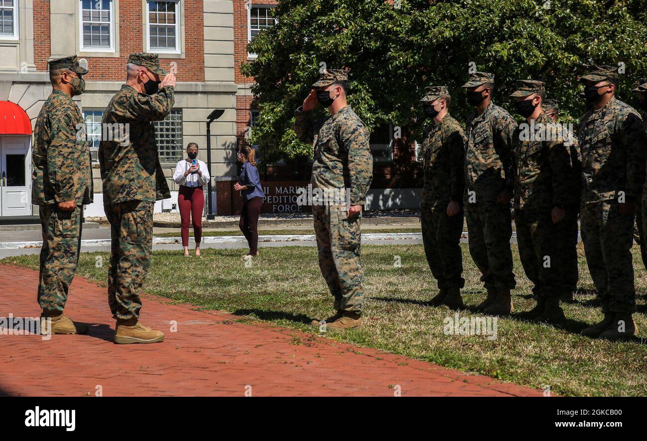 Le lieutenant général Brian D. Beaudreault, commandant général de la II ...