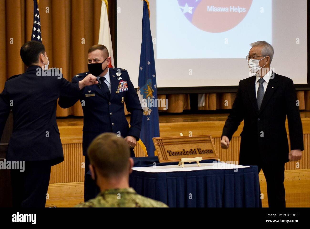 Le Colonel Jesse Friedel de la Force aérienne des États-Unis (au centre ...
