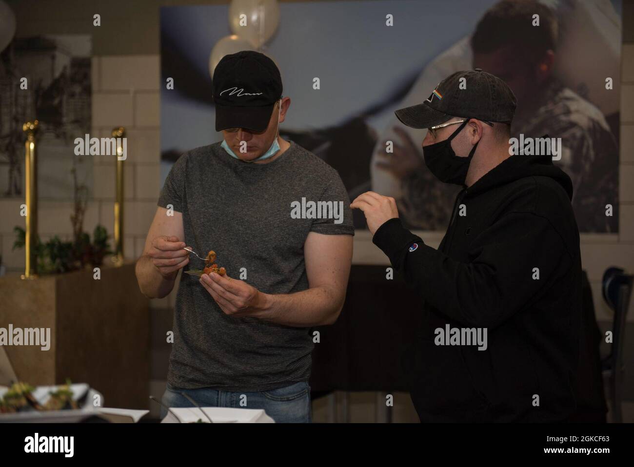 PFC. Michael Corrales (à droite) et PFC. Christopher Vandonsel, 303e ...