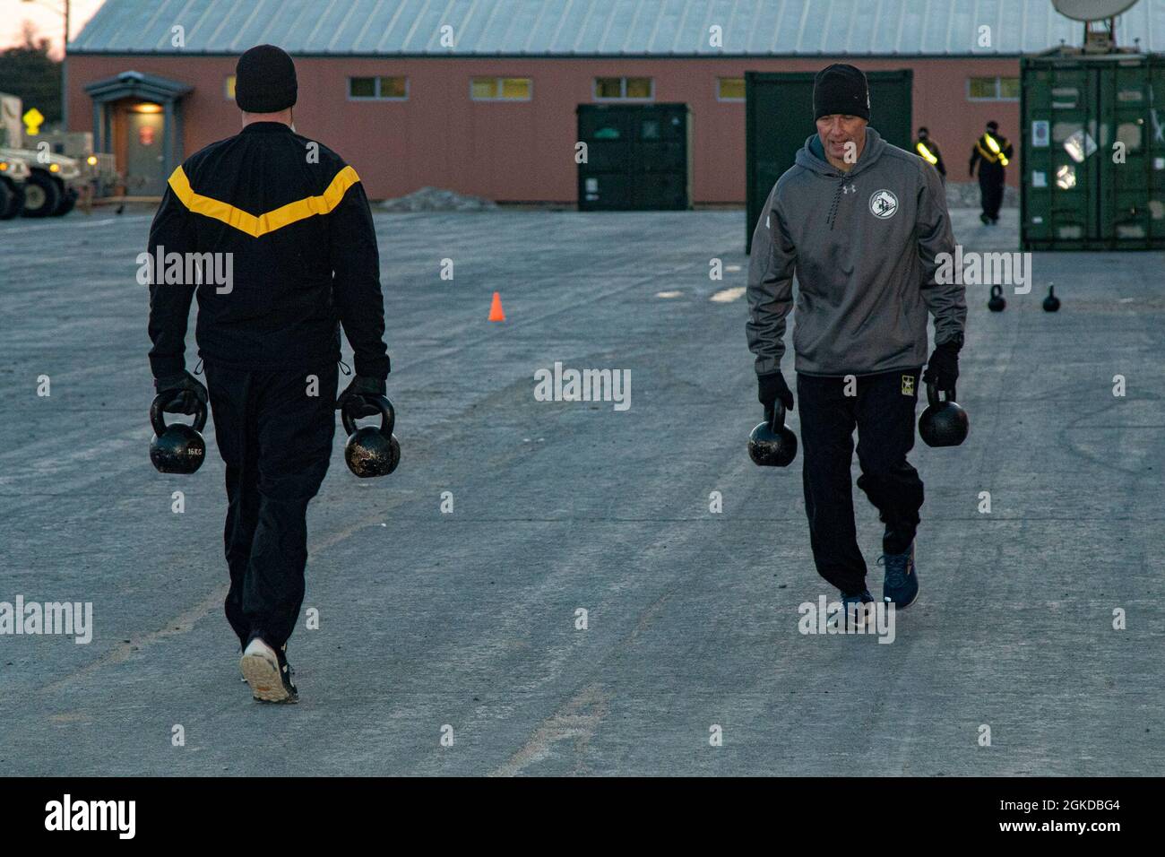 Le major général Brian Mennes, commandant général de la 10e Division ...