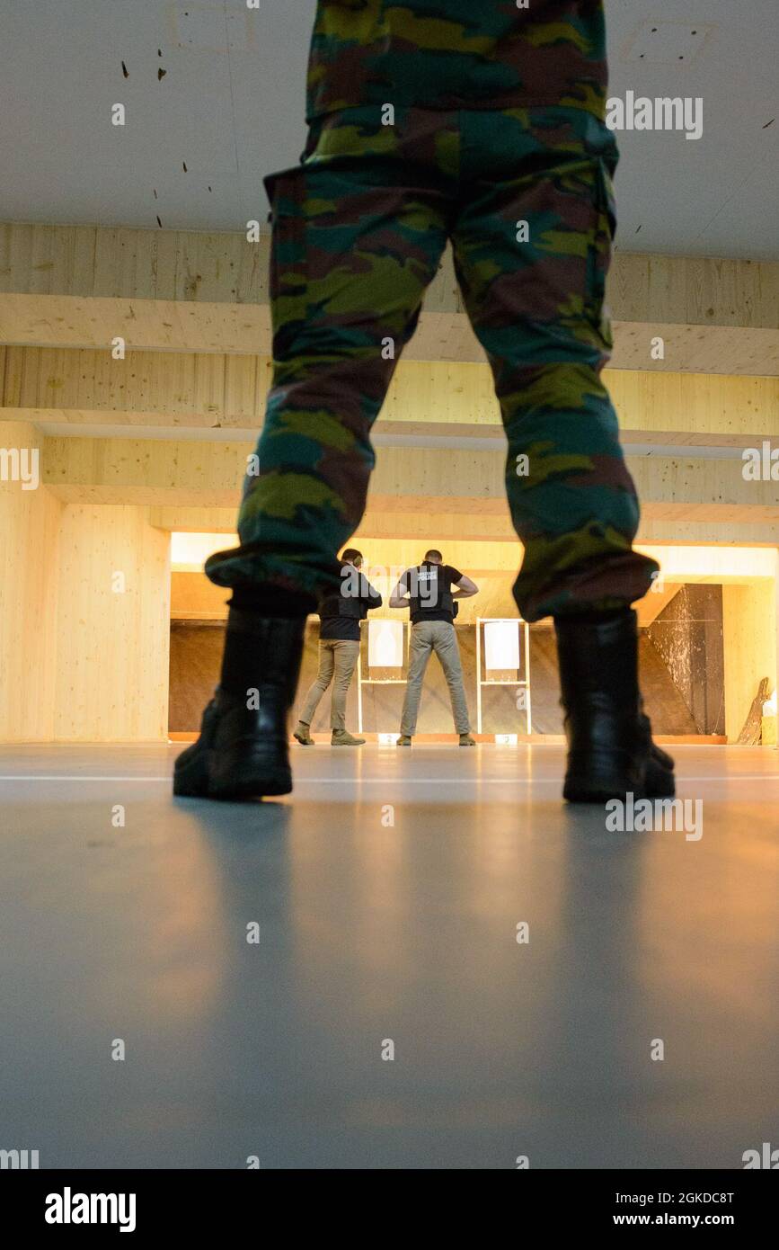 Un policier militaire belge, avec le Groupe de police militaire belge ...