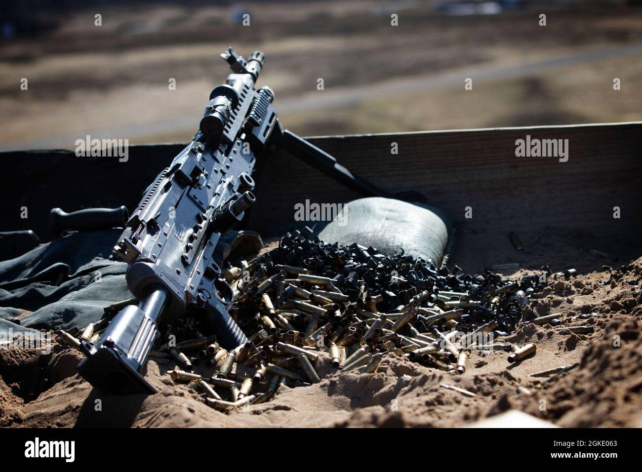 Une mitrailleuse M240 Bravo repose dans un tas de coquillages le 25 ...