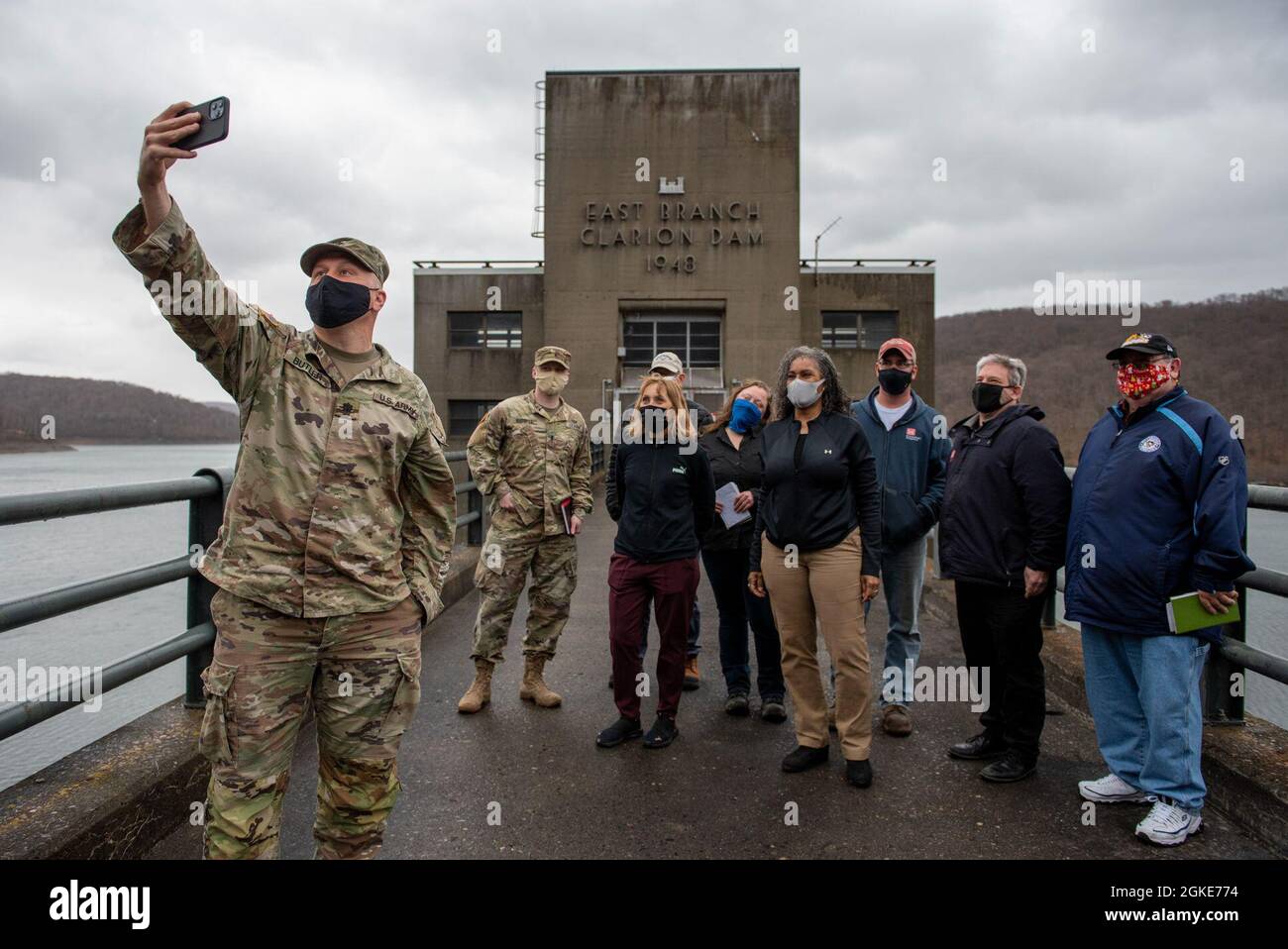 Le lieutenant-colonel Timothy Butler, directeur adjoint du U.S. Army ...