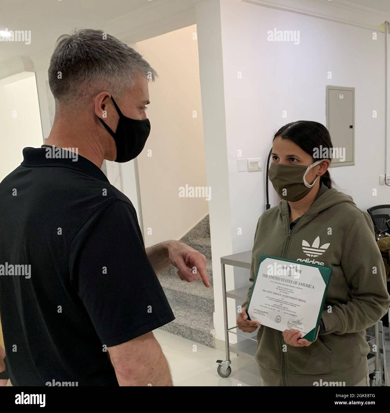 Cristin D. Baughman tient son certificat de Médaille de mention ...