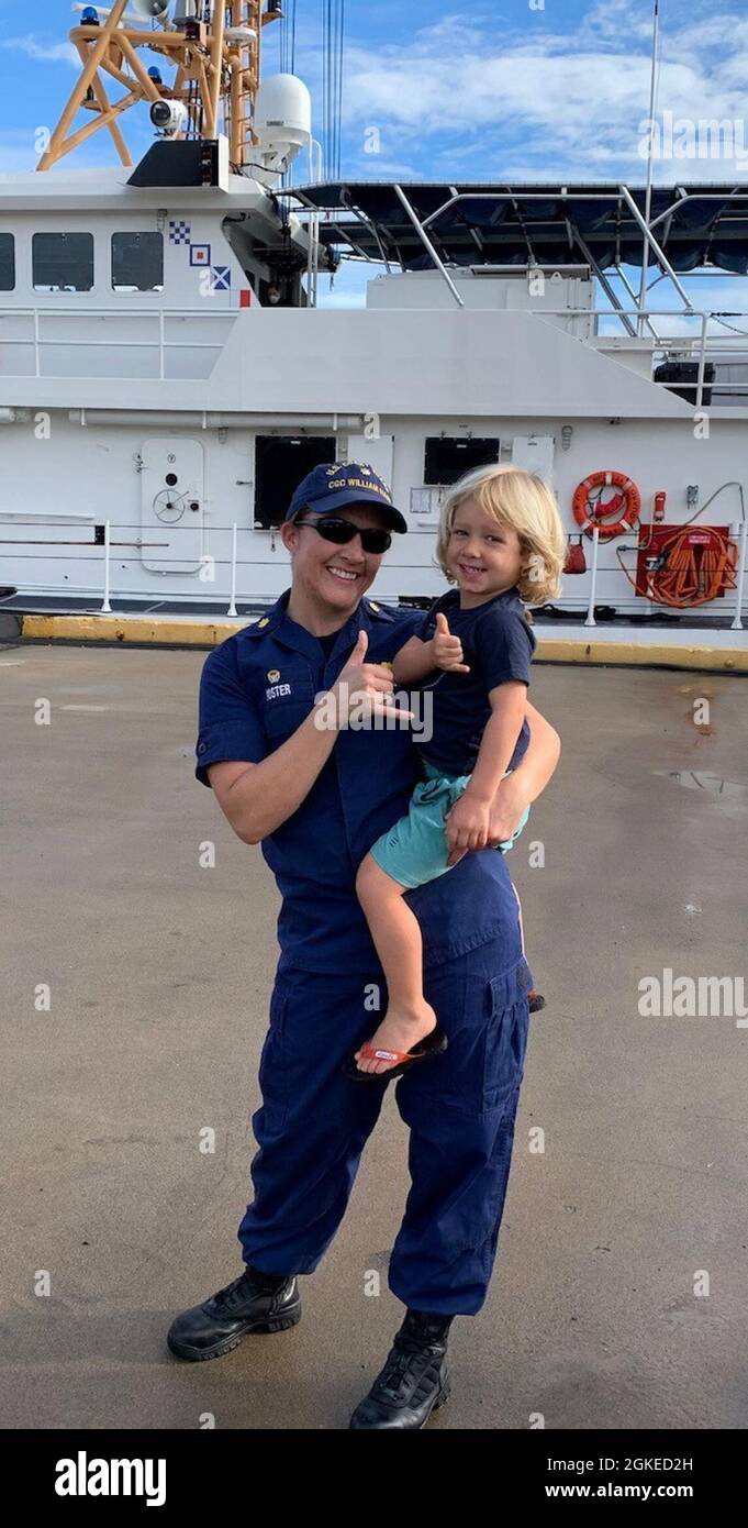 Cmdr. Lt. Laura Foster et son fils Harrison Rudy disent Au revoir avant ...