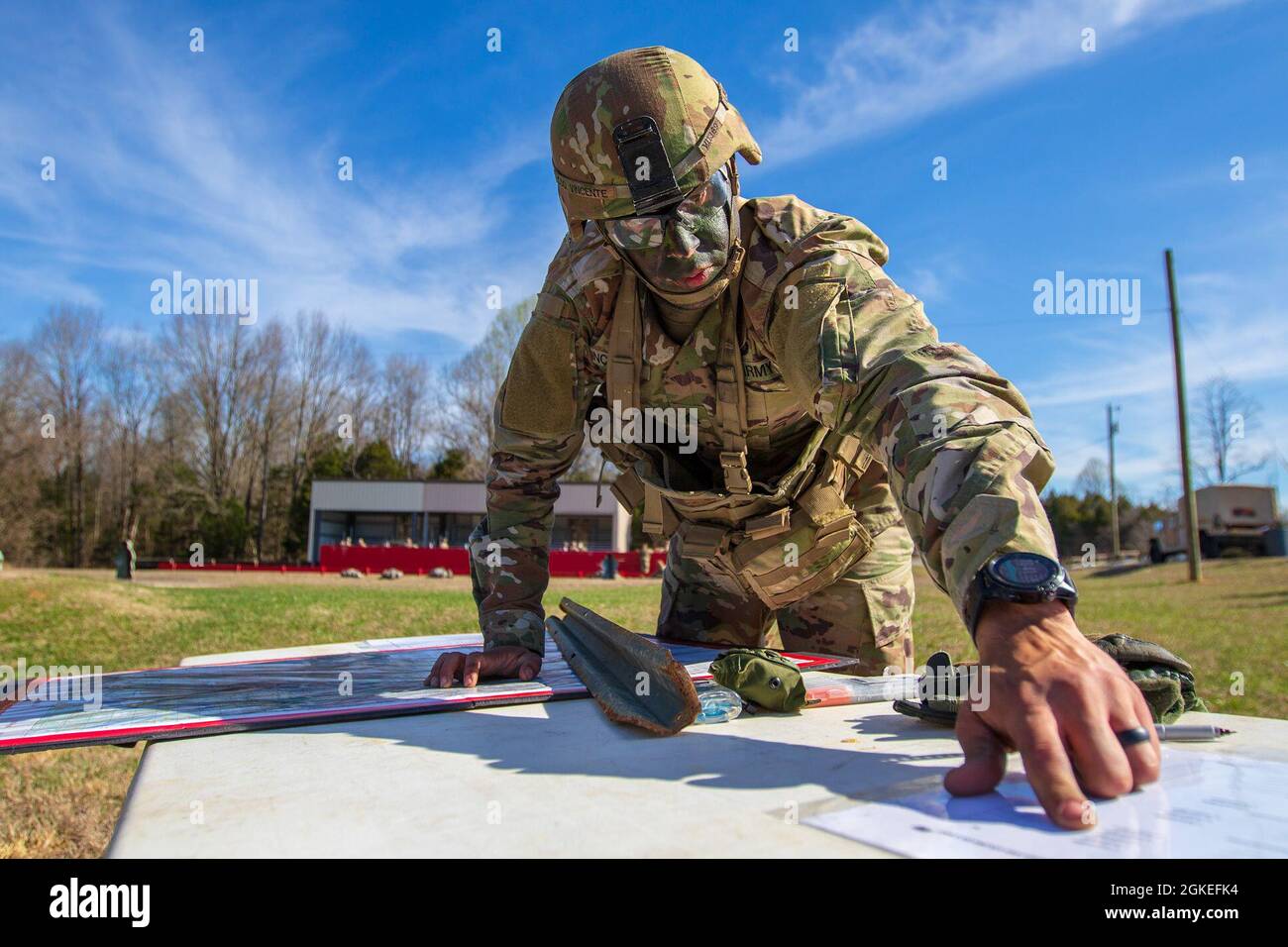 Sergent d'état-major Maximo VincenteMejia trace des points sur une ...