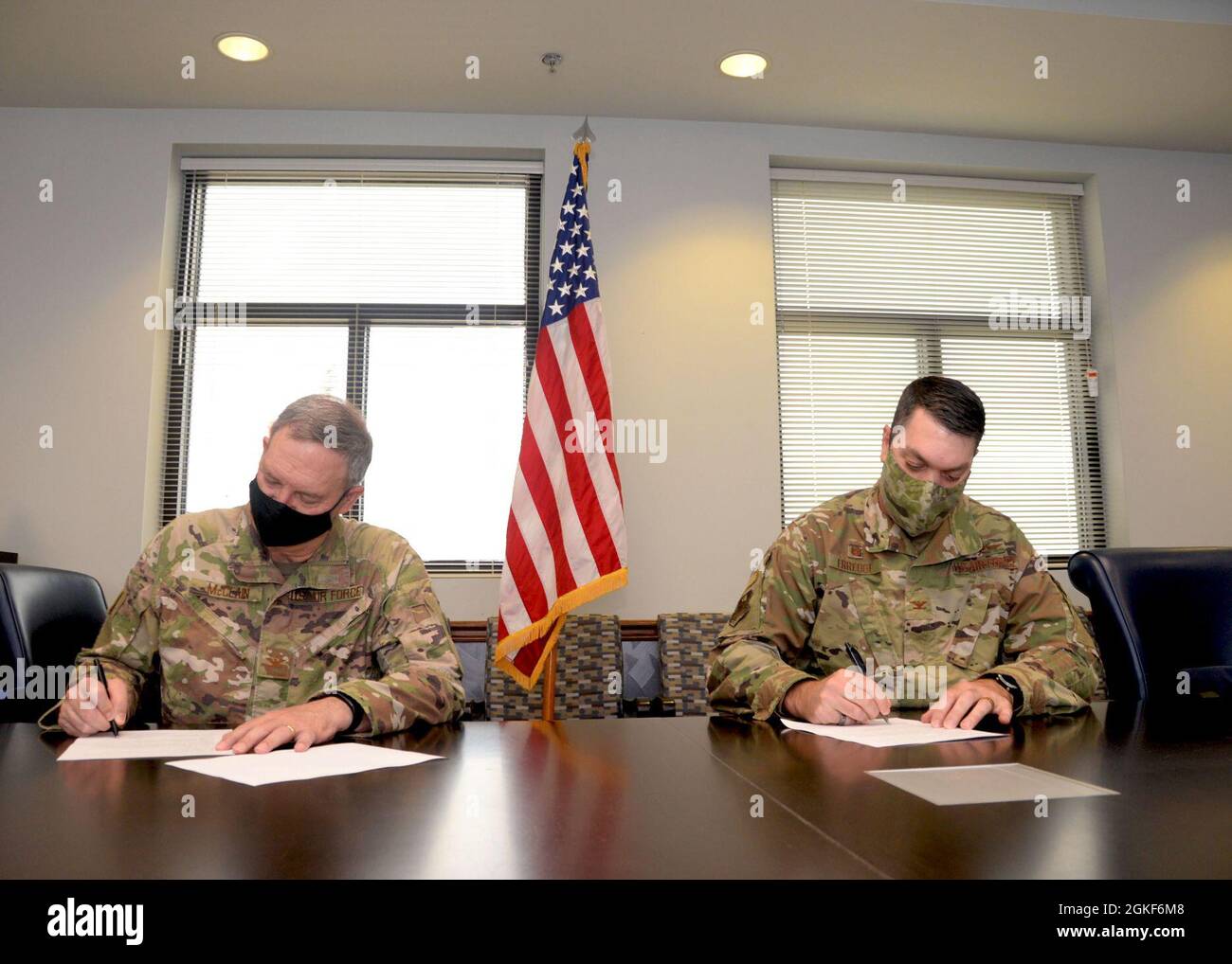 Le colonel Terry McClain, commandant de la 433e escadre de transport ...