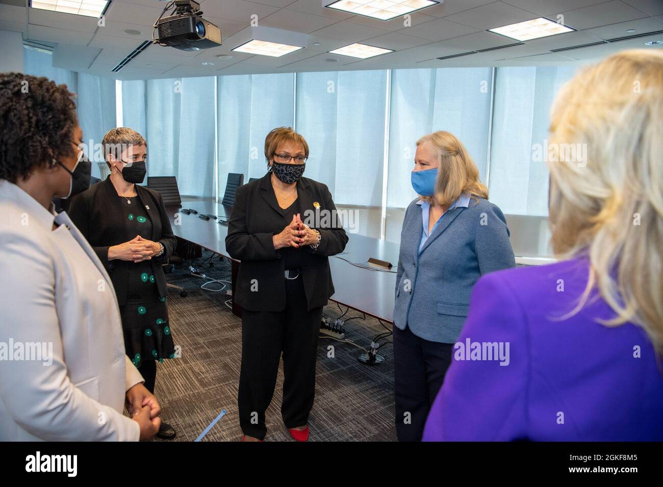 La première dame, le Dr Jill Biden, parle avec Charlene Austin et ...