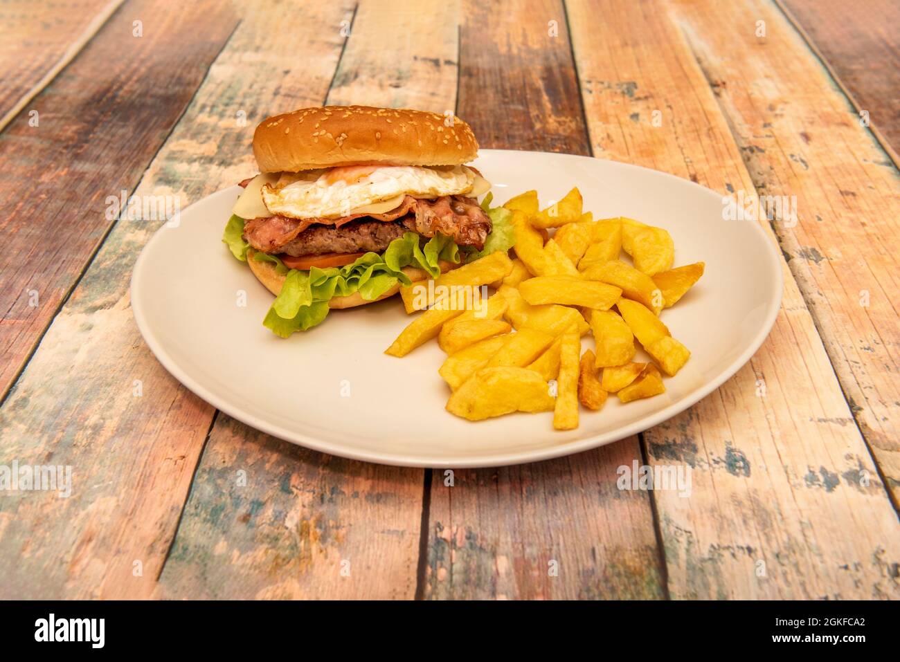 Hamburger de bœuf classique avec œuf frit et délicieux jaune d'œuf avec ...